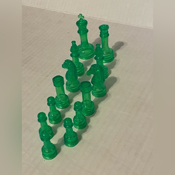 Hasbro | Games | Vtg Chess Set Family Fun 3 Green Replacement Pieces ...